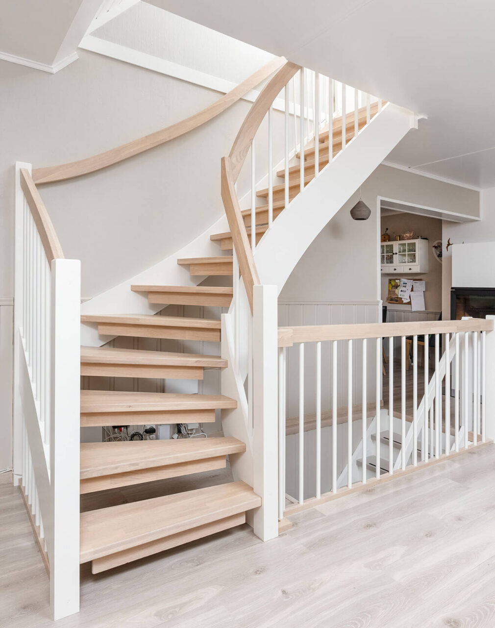 Crafting Oak Stairs: Precision and Timeless Aesthetics - Ecowood
