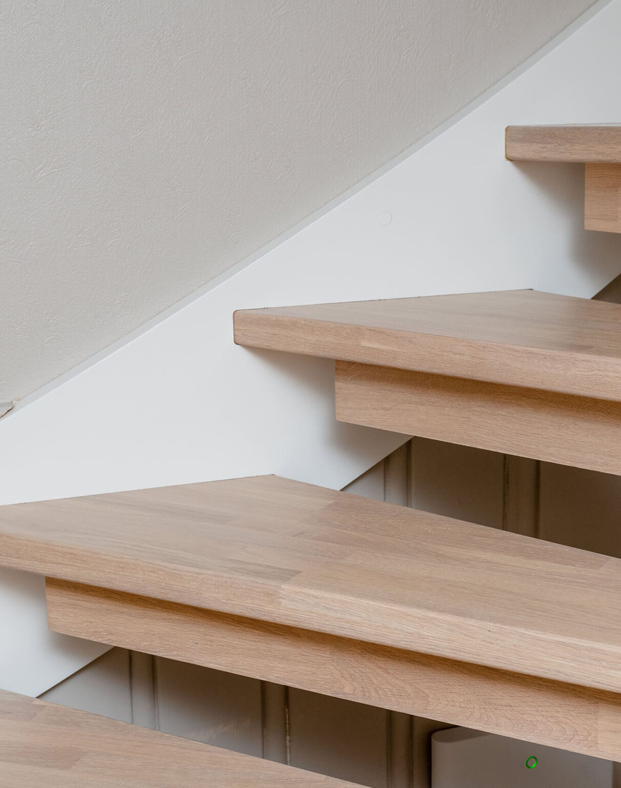 Crafting Oak Stairs: Precision and Timeless Aesthetics - Ecowood