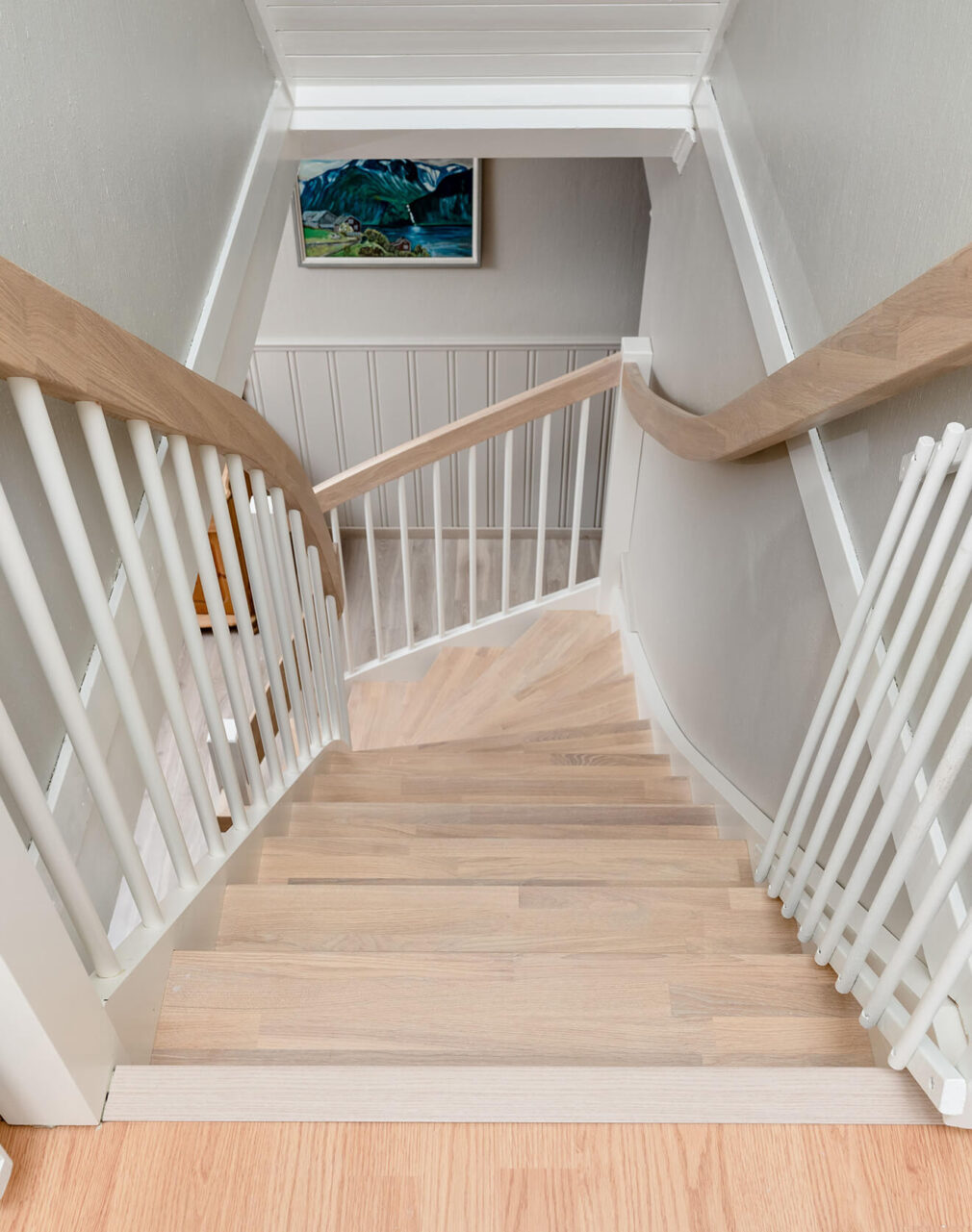 Crafting Oak Stairs: Precision and Timeless Aesthetics - Ecowood