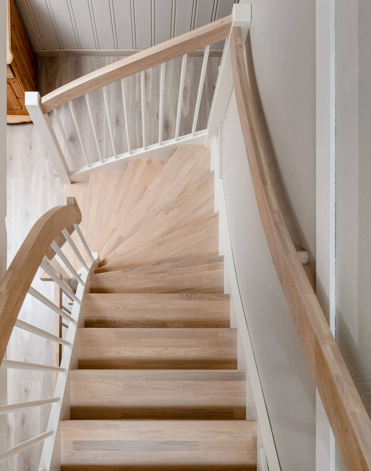Crafting Oak Stairs: Precision and Timeless Aesthetics - Ecowood
